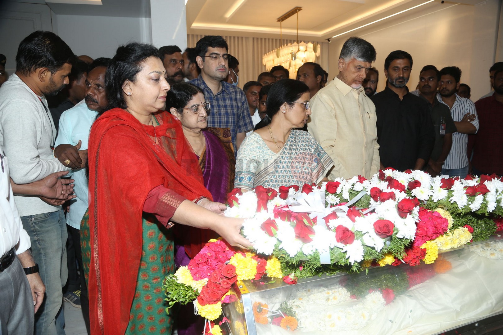 Celebs Pay Homage to Taraka Ratna - Telugu360